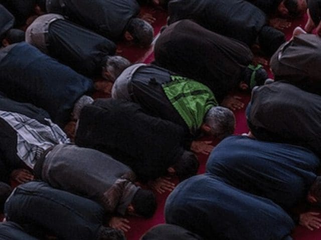 Genf: Moslems provozieren am Flughafen durch extra lautes Beten - und ...