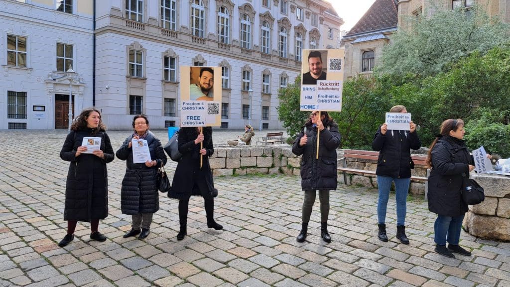 Verzweifelte Mutter demonstriert gegen die „Neutralitätspolitik“ von ...
